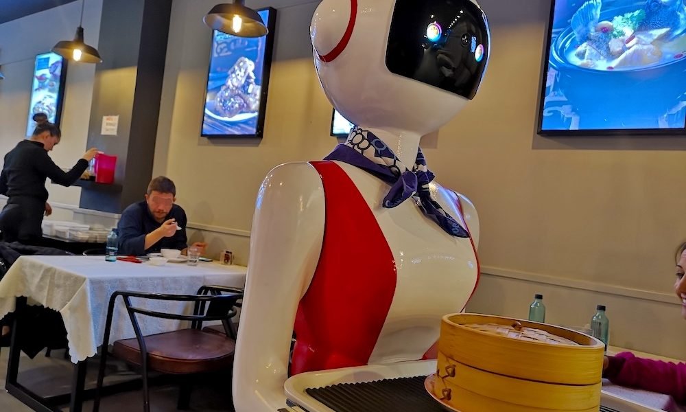 De menú del día en el primer restaurante de Euskadi con robot camarero